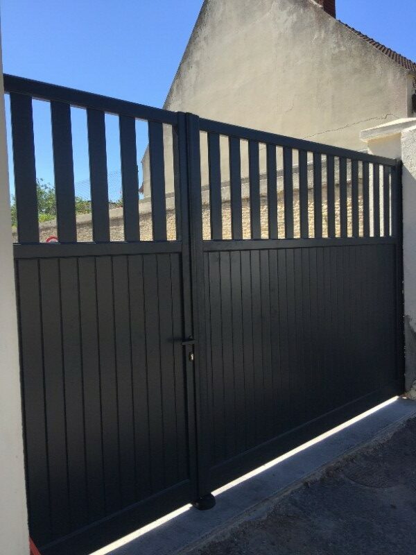 Portail battant motorisé avec portillon intégré en alu posé proche de ...